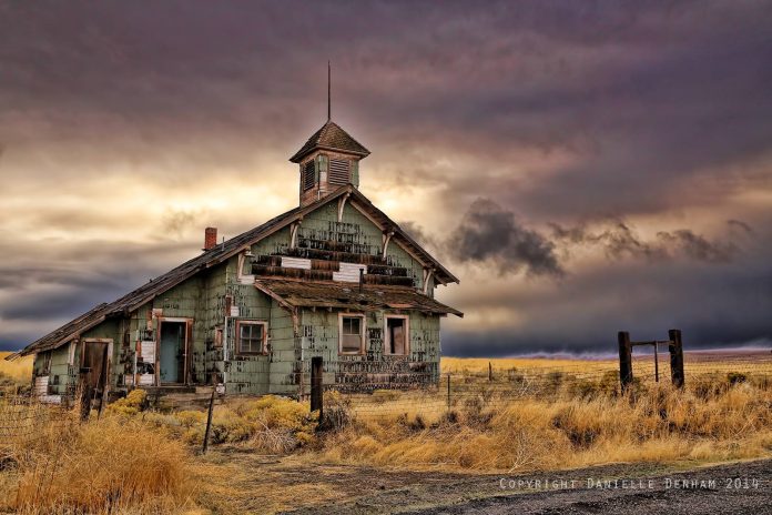 26 Historic Oregon Schoolhouses Still Standing Today