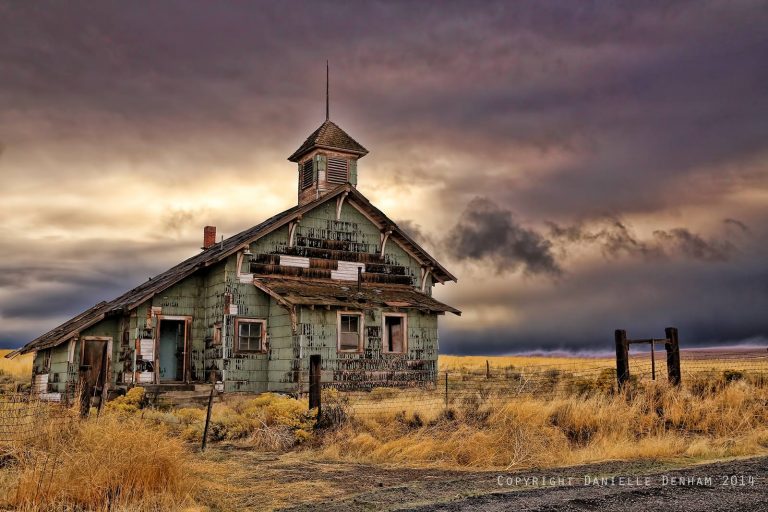 26 Historic Oregon Schoolhouses Still Standing Today