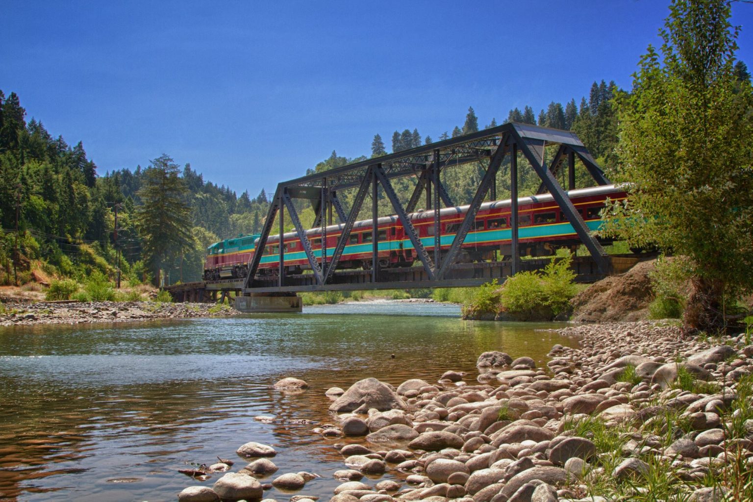 Go On An Autumn in Oregon Adventure By Train And See Gorgeous Fall Colors