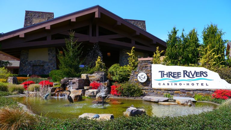 Casinos in Oregon & Washington: 13 Awesome Venues to Try Your Luck