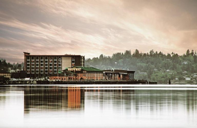 Casinos in Oregon & Washington: 13 Awesome Venues to Try Your Luck