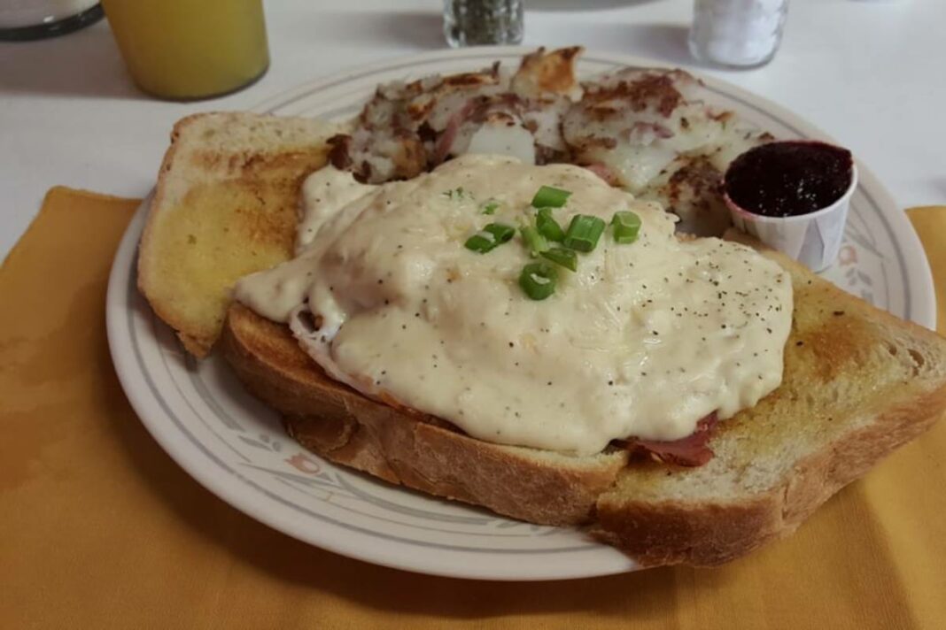 Locals Lose Their Minds Over The French Toast At Fishtails Cafe