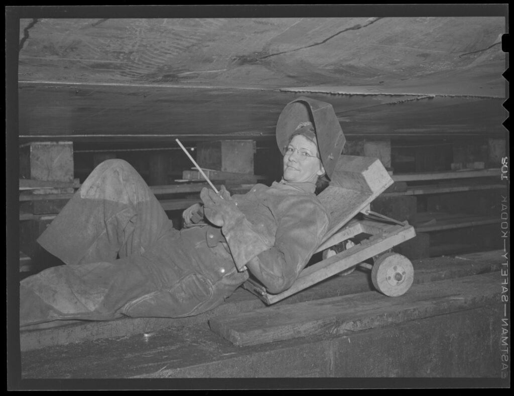 49 Extraordinary Photos of What Oregon Life Was Like During World War II