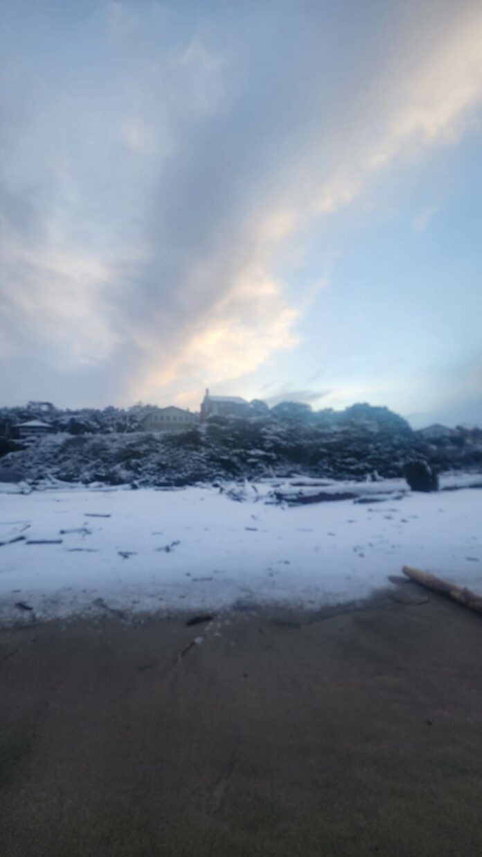 📸 Photos: A Rare Snow Day On The Oregon Coast