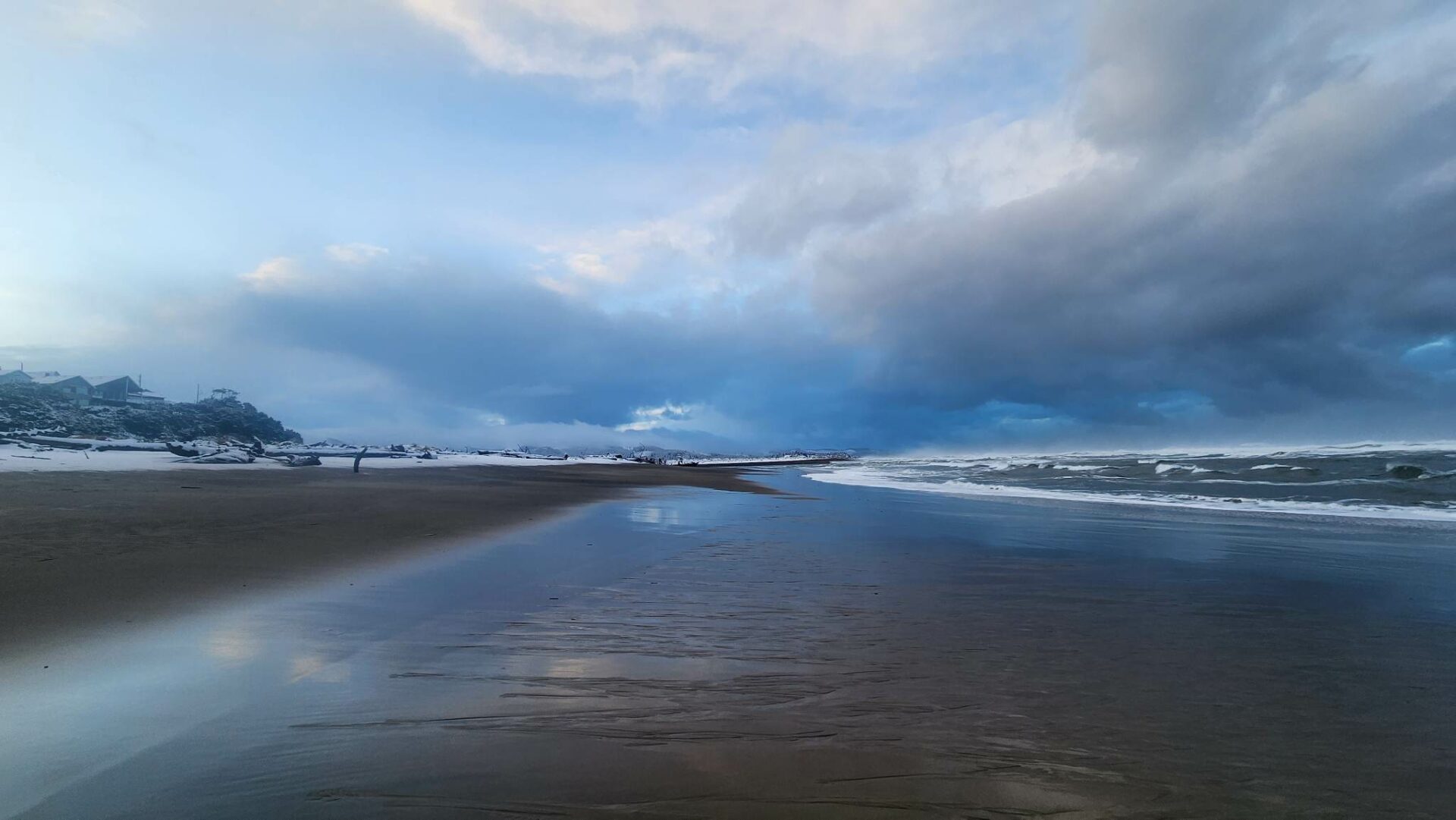 📸 Photos: A Rare Snow Day On The Oregon Coast