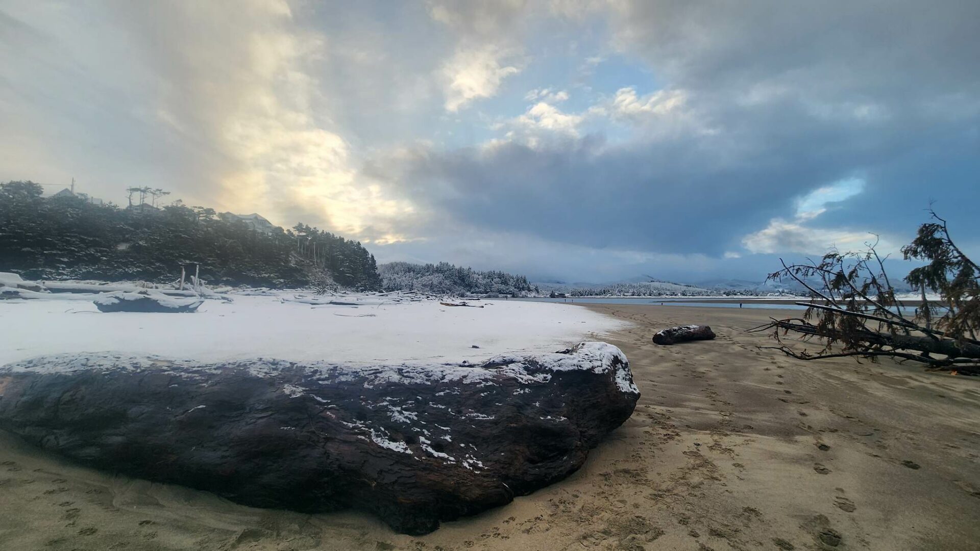 📸 Photos: A Rare Snow Day On The Oregon Coast