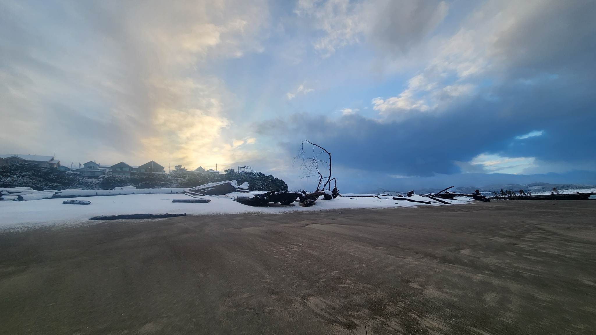 📸 Photos: A Rare Snow Day On The Oregon Coast
