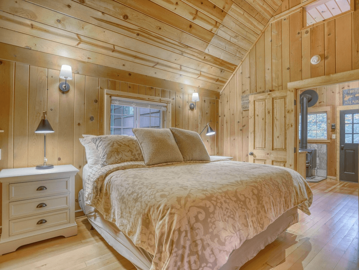 Experience Serenity at This Enchanting Oregon Cabin