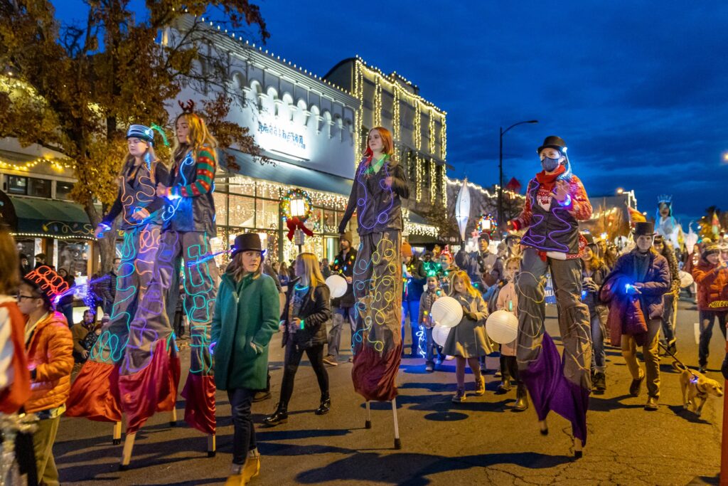 10 Adorable Oregon Towns That Come Alive During The Christmas Holiday