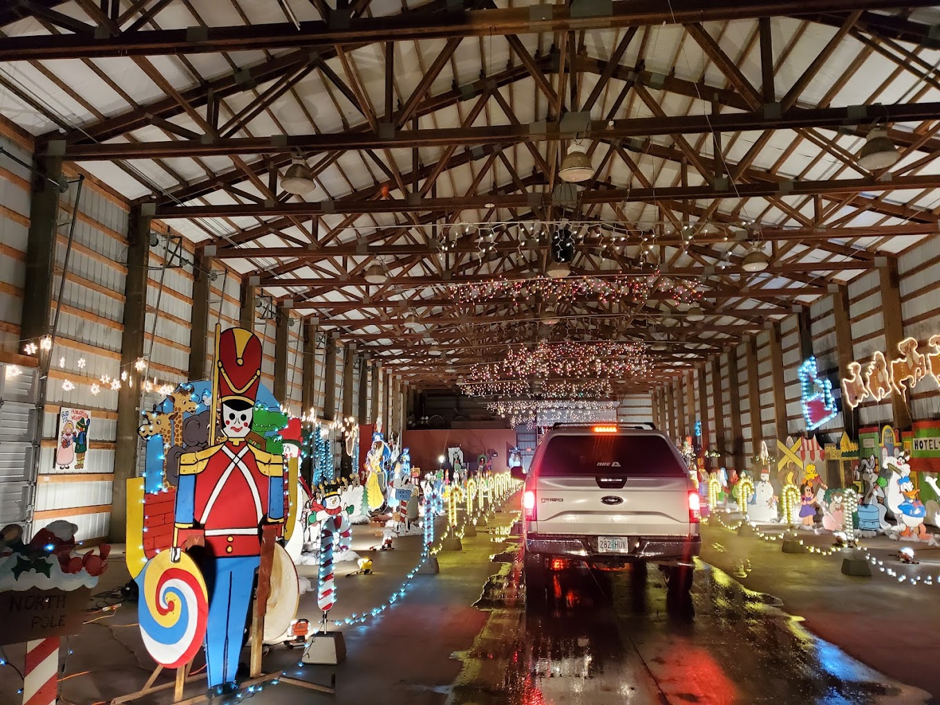 10 Adorable Oregon Towns That Come Alive During The Christmas Holiday
