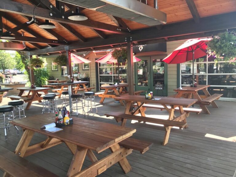 The Cozy Brew Pub In Oregon Where Everyone Knows Your Name