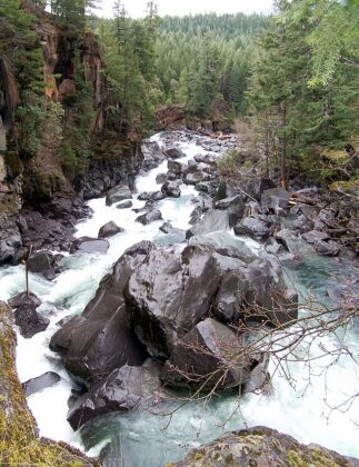 This Southern Oregon Waterfall Makes For The Perfect Summer Hike