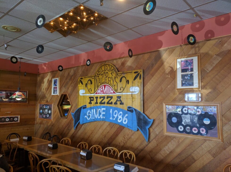 Why Locals Have Stayed Loyal to This Classic Pizza Parlor in Oregon ...